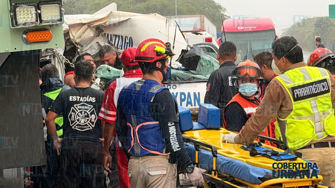 Choque de combi con un tráiler deja 13 personas heridas